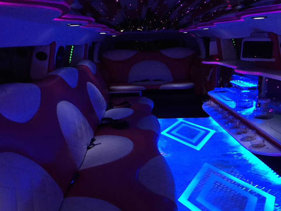 Louez une luxueuse limousine Hummer rose - Limousines Yves